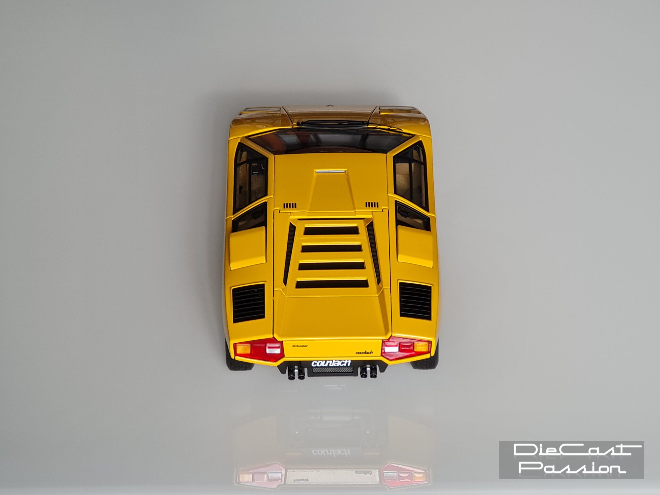 PHOTOGALLERY AUTOART COUNTACH LP400 1970 1:18 | DieCast Passion